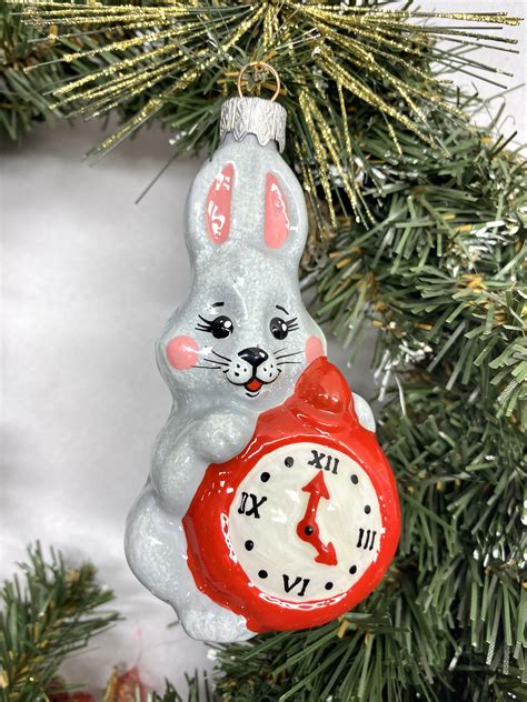 ᐉ Прикраса на ялинку скляна Зайчик з годинником 10х6 см F 189 2 • Краща ціна в Києві Україні