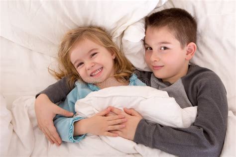 Jeune Fr Re Et Soeur Malfaisants Dans Le Lit Image Stock Image Du Grimacer Treinte