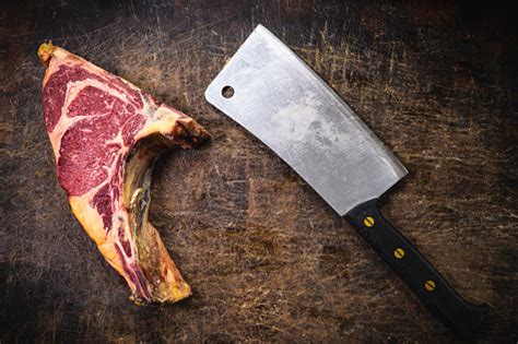 도마 에 정육점 고기 칼과 건조 숙성 쇠고기 송아지 스테이크 고기 필레 고기 칼에 대한 스톡 사진 및 기타 이미지 고기 칼
