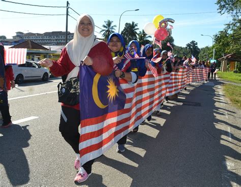 Jalur Gemilang 23 Meter Meriahkan Perarakan Merdeka Sk Senaling Kosmo