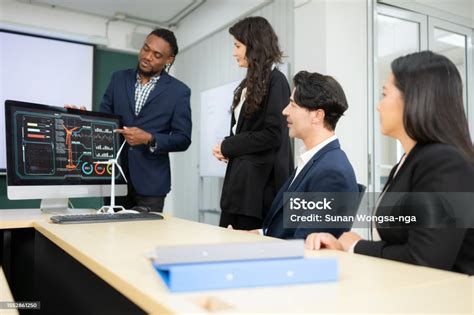 사업가와 엔지니어로 구성된 다양한 팀이 사무실에서 풍력 에너지를 전기로 변환하는 풍력 터빈 엔지니어링에 대해 상담합니다 개발에 대한 스톡 사진 및 기타 이미지 Istock