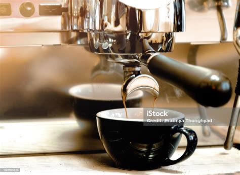커피를 양조하는 에스프레소 머신 커피숍에서 안경에 쏟아지는 커피 커피 머신에서 쏟아지는 에스프레소 0명에 대한 스톡 사진 및 기타 이미지 Istock