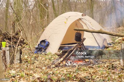 배경에 텐트와 캠프 파이어에 관광 주전자 화재에 대 한 막대기로 손을 가정 주방에 대한 스톡 사진 및 기타 이미지 가정 주방 가정의 방 관광 Istock