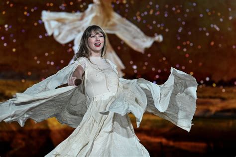 Taylor Swift Gave A Crew Member A Six Figure Bonus