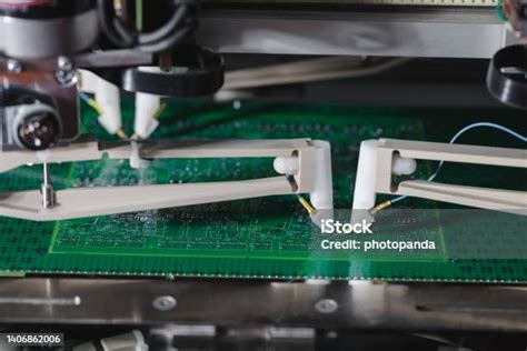 칩이 손상되었는지 확인합니다 마이크로 회로를 테스트하는 현대적인 방법 마이크로 회로의 생산 및 테스트 자동화 된 기술 산업 로봇 전자 생산 제조 개념 0명에 대한 스톡 사진