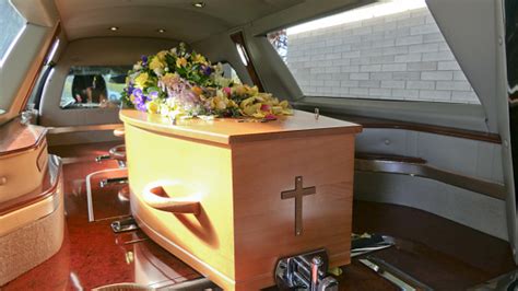 영구 또는 채 플 묘지에 매장에서 장례식 관의 근접 촬영 샷 관 제작물에 대한 스톡 사진 및 기타 이미지 관 제작물 교회