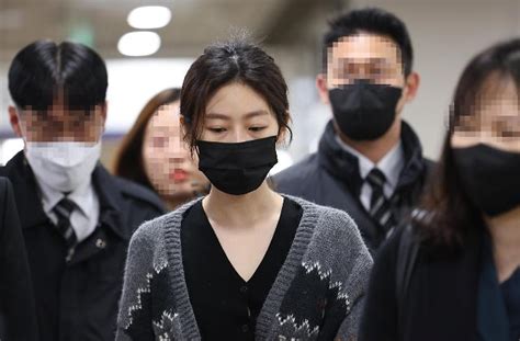 생활고 호소하던 김새론 홀덤펍서 발견 누리꾼들 시끌 아주경제