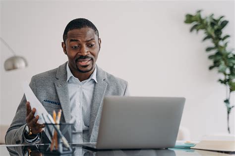 책상에서 이메일로 나쁜 소식을 읽는 노트북 화면을보고 당황한 아프리카 계 미국인 사업가 30 34세에 대한 스톡 사진 및 기타 이미지 30 34세 걱정하는 결정