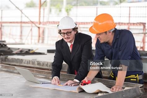 건설 현장에서 프리캐스트 콘크리트 벽 구조 품질에 대해 논의하는 두 명의 감독 건축업자 건설 현장에서 일하는 건설 감독관 그룹 2명에 대한 스톡 사진 및 기타 이미지