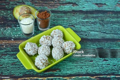 녹색 나무 배경에 아보카도 코코넛 초콜릿 단백질 에너지 공 구에 대한 스톡 사진 및 기타 이미지 구 아보카도 0명 Istock