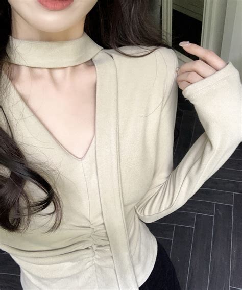 ★머플러 포함★ 브이넥 셔링 피치 티셔츠 브이넥 어깨패드 손등덮는 긴소매 단색 솔리드 무지 브러쉬 슬림핏 티셔츠 여성스러운 우아한 여친 데이트룩 결혼식 하객룩 모임룩