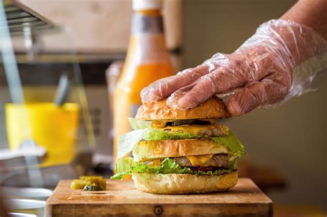 구운된 쇠고기 스테이크 양상추 치즈 토마토 양파 바베 큐 소스 꿀 겨자와 함께 맛 있는 수 제 맥시 햄버거 만들기 피 클 갈색에 대한 스톡 사진 및 기타 이미지 Istock