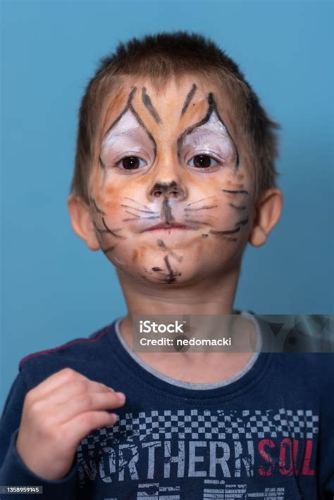 아이들은 그림에 직면합니다 소년은 예술가에 의해 호랑이 또는 사나운 사자로 그린 연극 공연을 준비 소년 배우 역할 호랑이 마스크