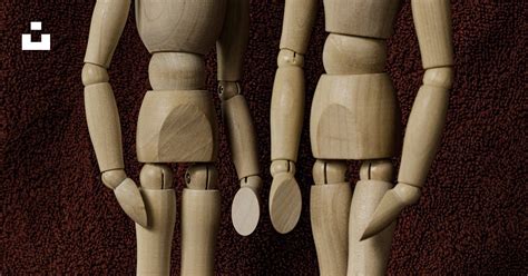 두 개의 나무 꼭두각시 사진 Unsplash의 무료 갈색 이미지