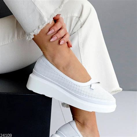 Стильні білі жіночі мокасини повністю шкіряні натурали наскрізна