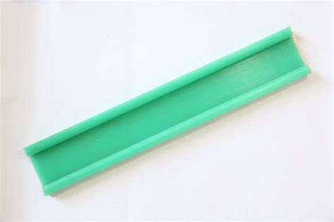China Hard Wear Uhmwpe Conveyor Side Guide Rail Type Eta Upe Chain Guide Strip Uhmw Conveyor