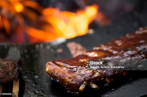 그릴에 바비큐 소스를 곁들인 구운 돼지 고기 아기 갈비뼈 축제 거리 음식 갈비 음식에 대한 스톡 사진 및 기타 이미지 갈비 음식 0명 거리 Istock