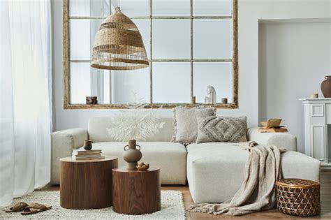 디자인 모듈식 소파 가구 나무 커피 테이블 등나무 장식 펜던트 램프 베개 말린 꽃과 현대적인 가정 장식의 우아한 액세서리가있는