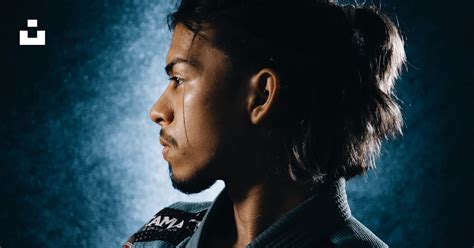 파란 기모노를 입고 팔짱을 끼고 서 있는 여자 사진 Unsplash의 무료 소이 브레노 포토그라피아 이미지