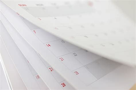캘린더 페이지 뒤집기 시트 클로즈 업 블러 배경 비즈니스 일정 계획 약속 회의 개념 가까운에 대한 스톡 사진 및 기타 이미지