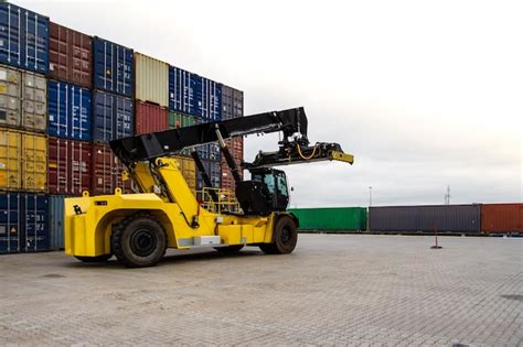컨테이너 핸들러 배송 야드의 지게차 트럭 산업용 컨테이너 물류 야드 물류 수입 수출 개념 프리미엄 사진