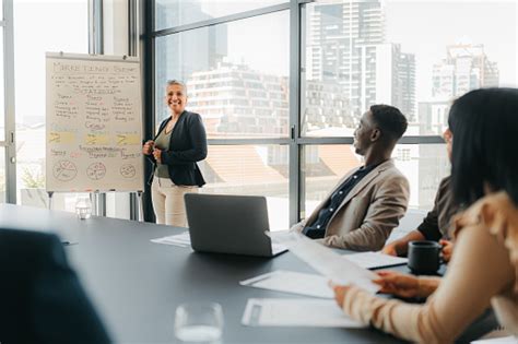 이사회 회의에서 관리자 리더 또는 Ceo 코칭 스태프와 함께하는 프리젠 테이션 리더십 및 교육 워크샵 회사 비전과 사명 개발에 대해 직원들과 이야기하는 여성 개선에 대한