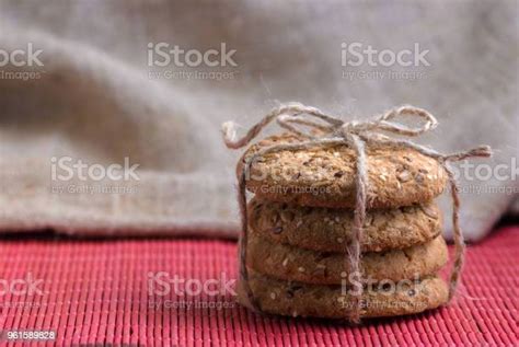 테이블에 참 깨와 해바라기 씨 쿠키입니다 건강 한 식습관 갈색에 대한 스톡 사진 및 기타 이미지 갈색 건강에 좋지 않은 음식 건강하지 못한 생활방식 Istock