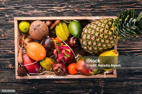 나무 상자에 열 대 과일입니다 파파야 드래곤 과일 람 부탄 타마린드 선인장 과일 아보카도 Granadilla Carambola 금 귤 망고 망고스틴 시계 꽃 열매 코코넛