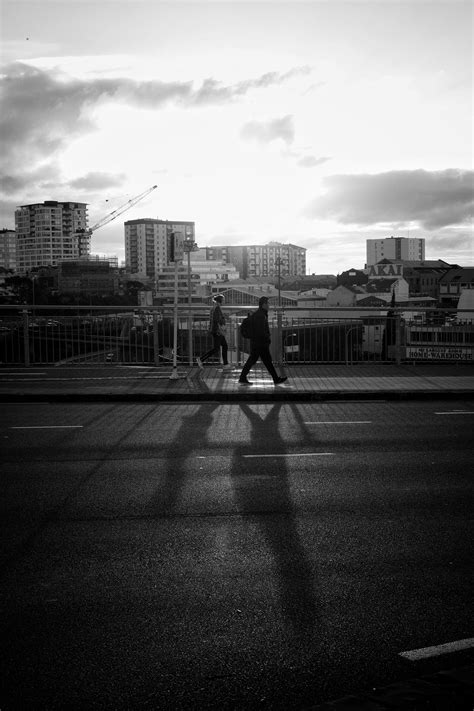 무료 이미지 집 화이트 검은 검정색과 흰색 하늘 단색화 흑백 사진 거리 낮 스냅 사진 건축물 구름 사진술 서 있는 시티 도로 하부 구조 선