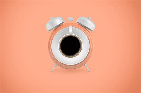 복숭아 색 배경에 얼굴 대신 커피 한 잔 함께 큰 복고풍 자명종의 3d 렌더링 3차원 형태에 대한 스톡 사진 및 기타 이미지 3차원 형태 갈색 검은색 Istock