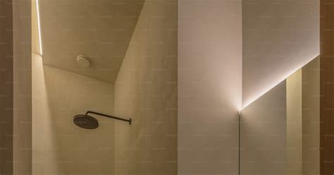 세면대와 샤워기가 있는 욕실 사진 Unsplash의 인테리어 디자인 이미지