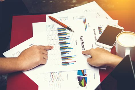 현대 노트북 컴퓨터로 소득 차트와 그래프를 분석하는 비즈니스 팀 닫습니다 비즈니스 분석 및 전략 개념 2명에 대한 스톡 사진 및