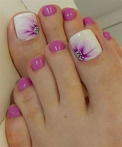 40 Stunning Summer Toenail Designs To Show Off On The Beach Pedicure