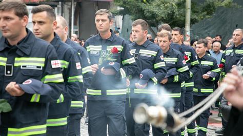 ბათუმში კორპუსის ჩამონგრევის ადგილას სამოქალაქო პანაშვიდზე სამართალდამცველები და მეხანძრე