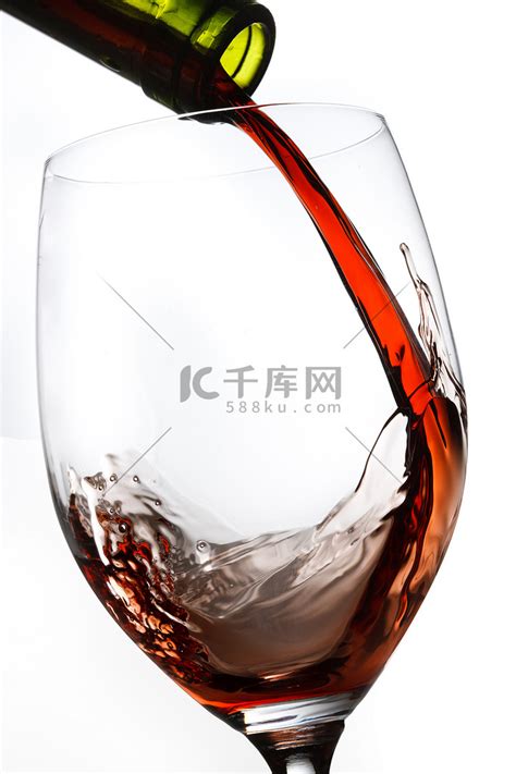 红酒倒进酒杯里高清摄影大图 千库网