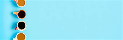 뜨거운 음료 커피 카푸치노 파란색 배경에 우유와 커피 컵 컨셉 커피숍 친구 만나기 친구와의 아침 식사 친절한 팀 배너 플랫 레이 상단 보기 라떼에 대한 스톡 사진 및 기타