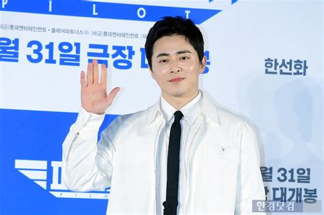 [포토] 조정석 부드러운 손인사~