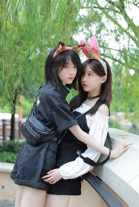 Girls In Love Female Pose Reference Pose Reference Photo Cute Lesbian Couples Posture Pose