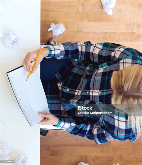 구겨진 종이 창의성 개념을 가진 젊은 여성의 오버 헤드 뷰 20 24세에 대한 스톡 사진 및 기타 이미지 20 24세 가정의 방 구겨진 Istock