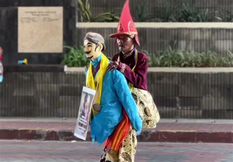 Kisah Sang Ayah Datang Ke Wisuda Pakai Kostum Ledek Gogek Demi Nazar
