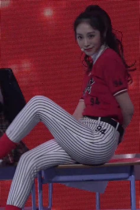 야구 유니폼 입은 러블리즈 서지수 움짤