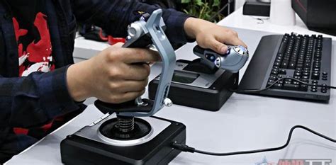 在家也能开飞机 罗技飞行模拟摇杆实测 罗技 摇杆 模拟飞行 新浪新闻