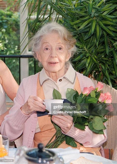 Inge Meysel Die Blauen Und Graue Tagezdf Blumen Rosen News Photo