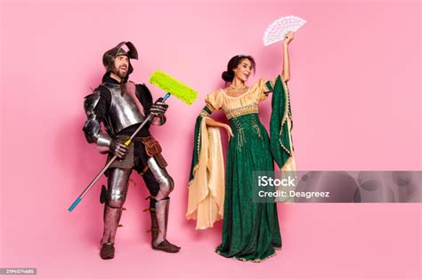 중세 의상을 입은 장난기 넘치는 커플 와 기사와 귀족 아가씨 와 밝은 분홍색 배경에 서 있는 25 29세에 대한 스톡 사진 및 기타 이미지 Istock