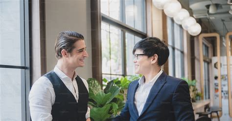 비즈니스 파트너 팀 협력 동료 파트너십과의 브레인 스토밍 및 악수 계약 거래 프로젝트 고객과의 임원 토론 비즈니스 관리자의 팀워크 사진 Unsplash의 성공 이미지