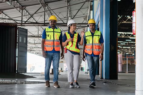 창고에서 재고를 가져 오는 관리자 및 감독자 창고 직원과 함께 계획을 세우는 책임자 창고에서 일하는 근로자 팀 3 명에 대한