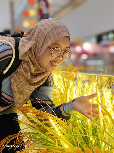 Shed Some Light On Your Night Portraits With The Aura Light On The Vivo V G Starry Purple