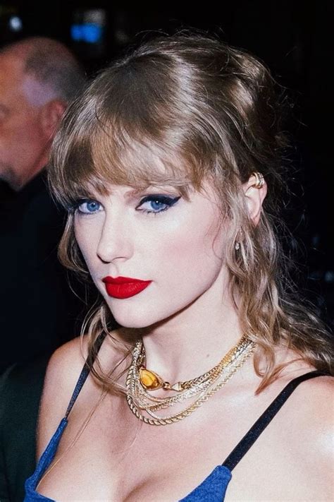 Taylor Swift Red Lips