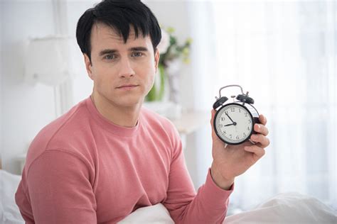 남자 회전을 하 고 일어나 아침에 알람 시계 내려 그는 피곤 하 고 게으른 일 남자에 대한 스톡 사진 및 기타 이미지 남자 남자들만 낮잠 Istock