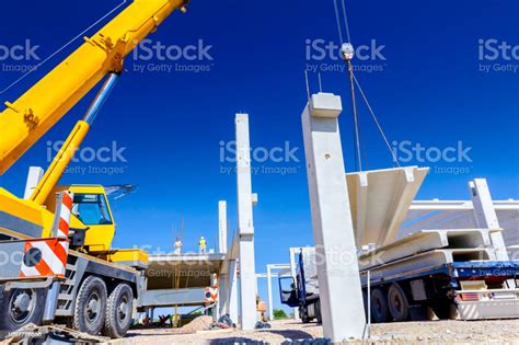 작업자 트럭 트레일러에 콘크리트 장 선 크레인 후크 부착 됩니다 대들보에 대한 스톡 사진 및 기타 이미지 대들보 세미 트럭